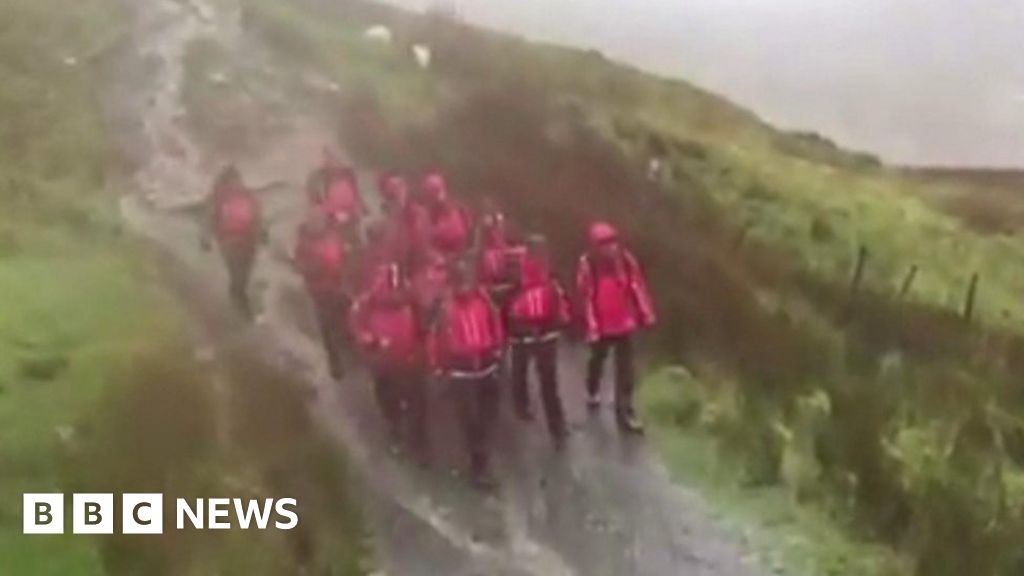 Storm Brian: Woman carried down Snowdon in gales - BBC News