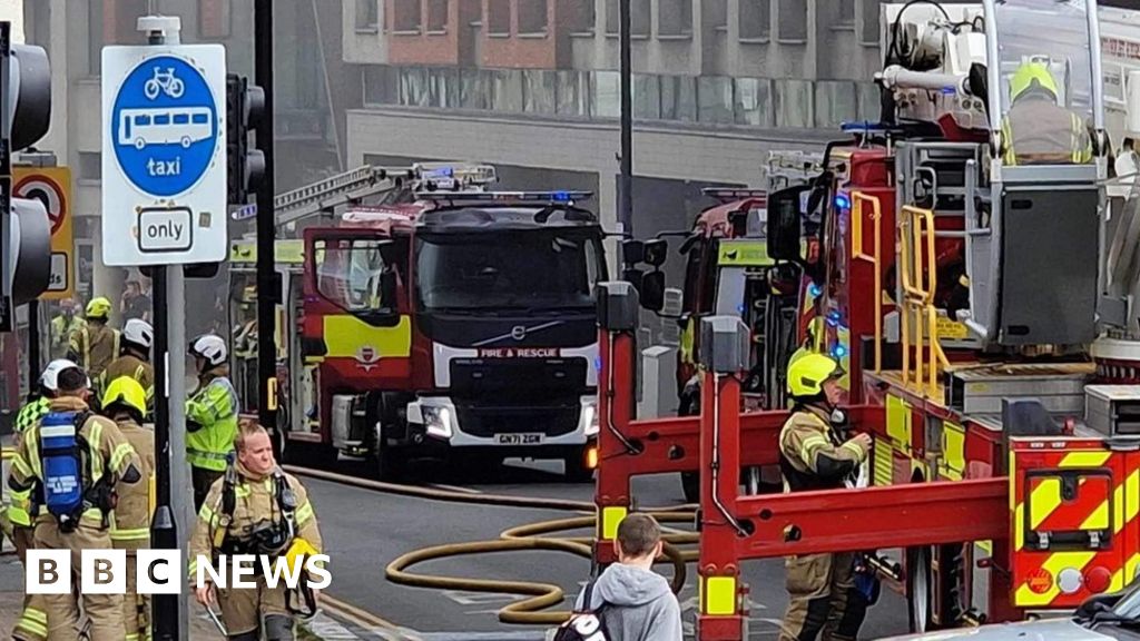 Hastings: High rise building engulfed in smoke after blaze - BBC News