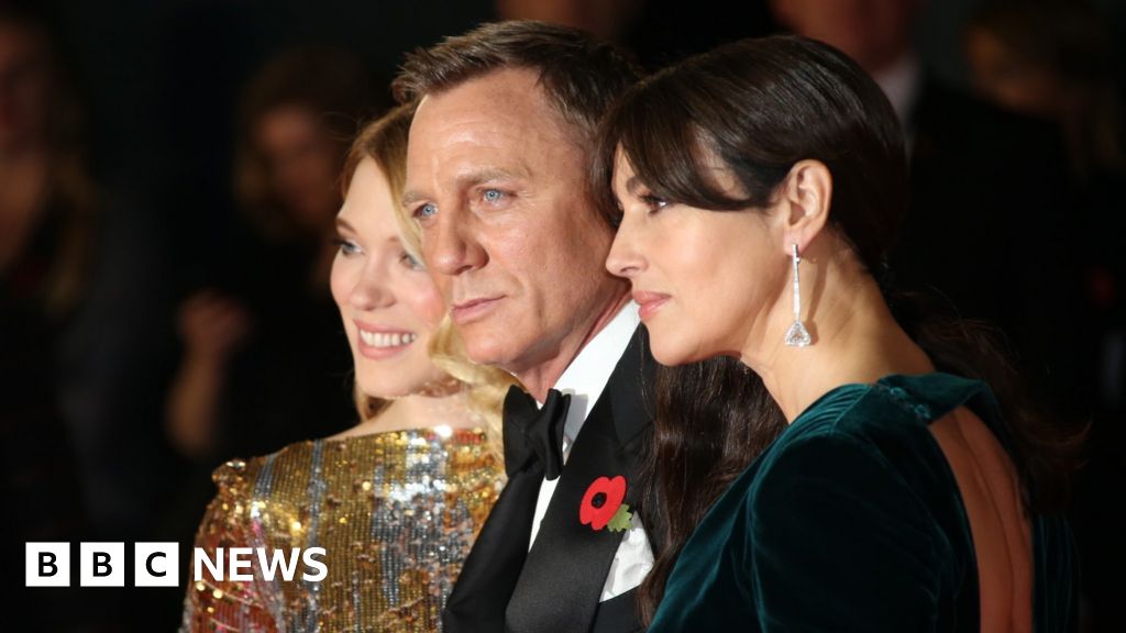 Daniel Craig: 'It's my life for two years, it's worth it' - BBC News