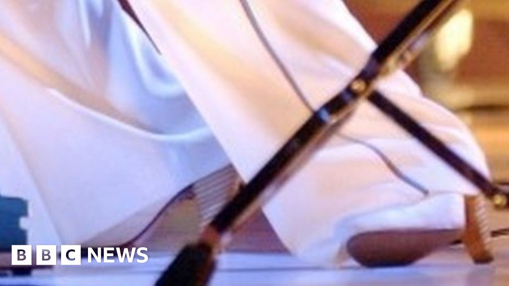 How Prince's heels helped make the star larger than life - BBC News