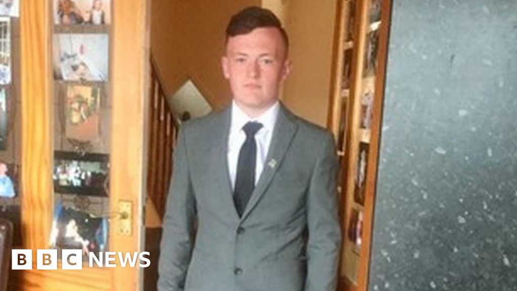 Tributes paid after three die in Denbighshire crash - BBC News