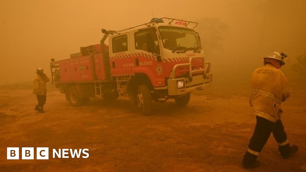 Australia fires: Canberra escapes worst as fires rage on - BBC News