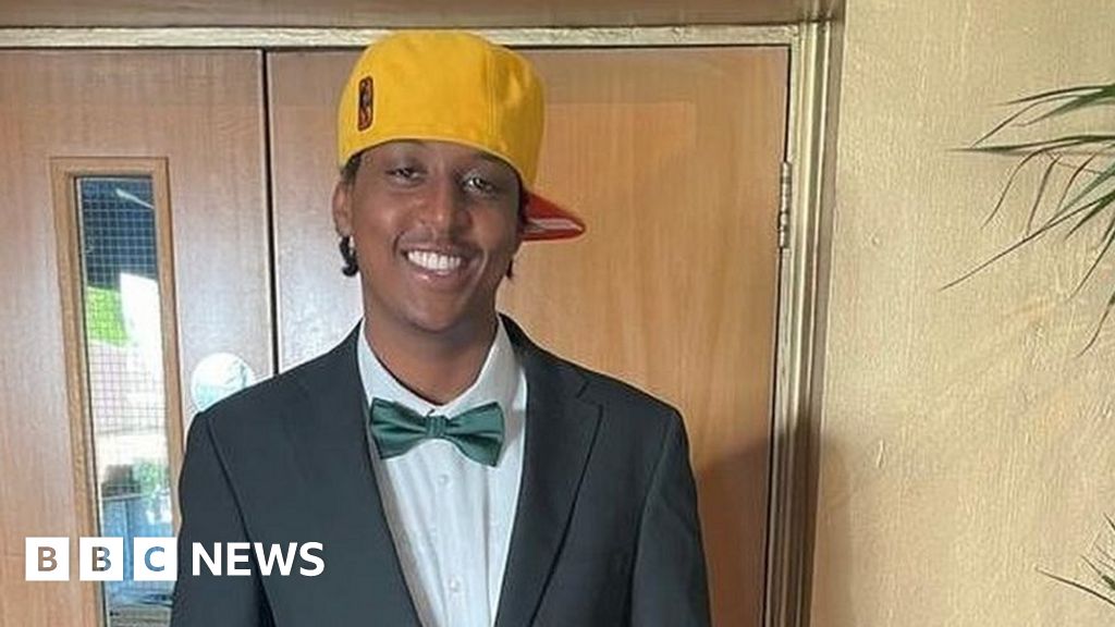 Police reissue appeal over Bristol teenager's stab death - BBC News