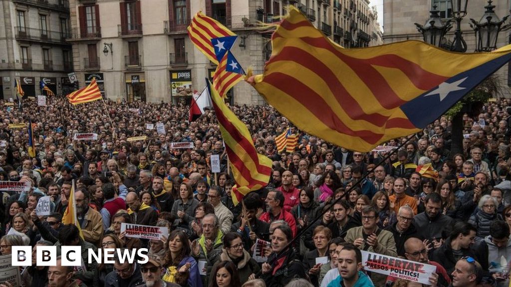 Catalonia crisis: Spain could allow referendums, says FM - BBC News