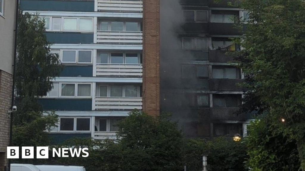 Watford: Abbey View residents scared after return home - BBC News