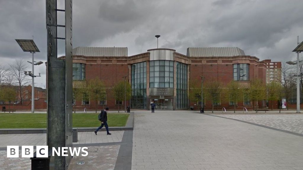 Boy admits attempt to rob woman, 93, at Oldham bus stop - BBC News