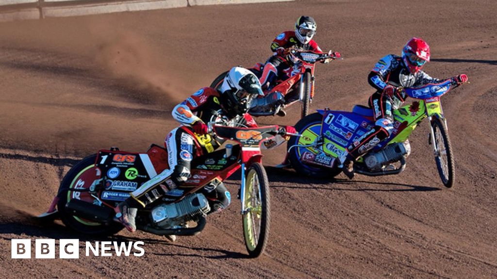 Rye House speedway fans fight to save track from closure - BBC News