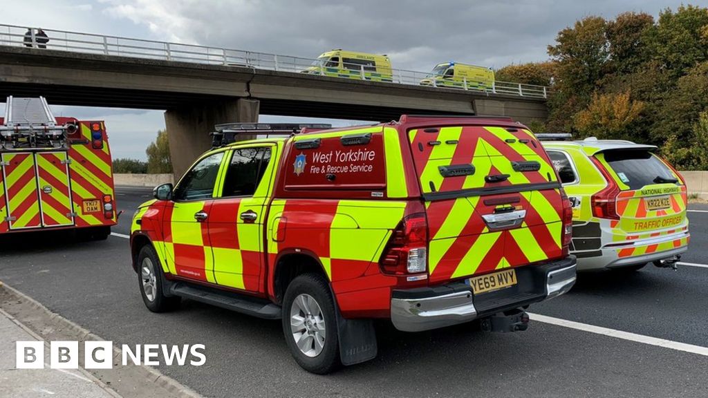 M62 crash: Car transporter driver killed in bridge collision - BBC News