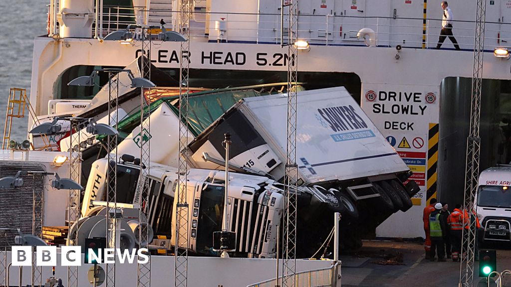 Driver risk highlighted by Larne-Cairnryan ferry lorry crush - BBC News