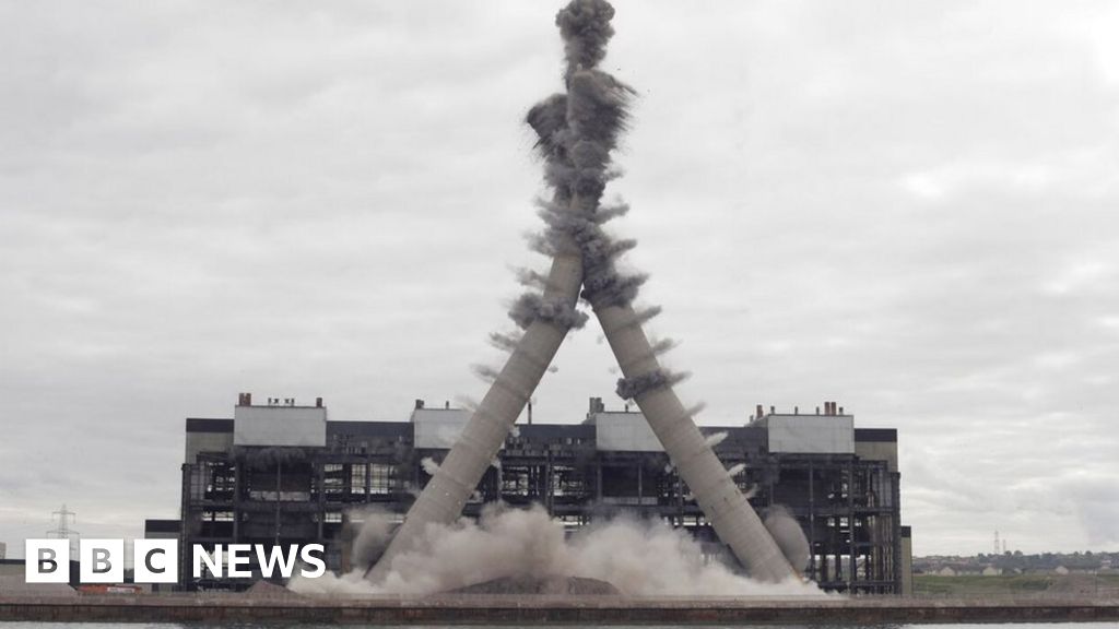 Thousands watch Cockenzie Power Station chimney demolition - BBC News