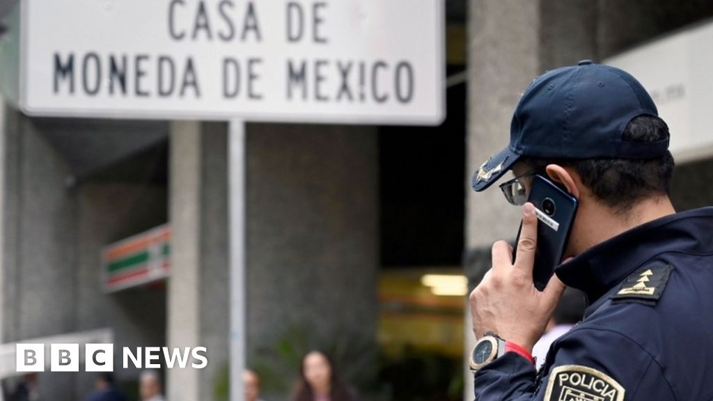 Mexico robbery: Armed gang seizes gold coins from mint - BBC News