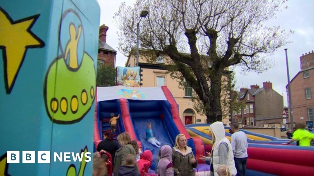 International Peace day marked along north Belfast peace line - BBC News