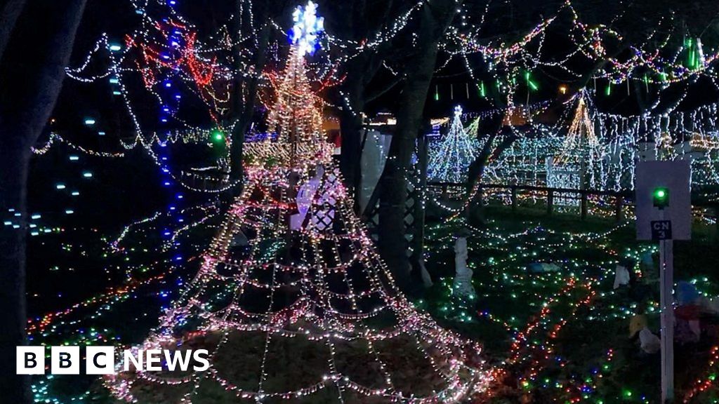 Corby: Santa Special model railway display shortlisted for award - BBC News