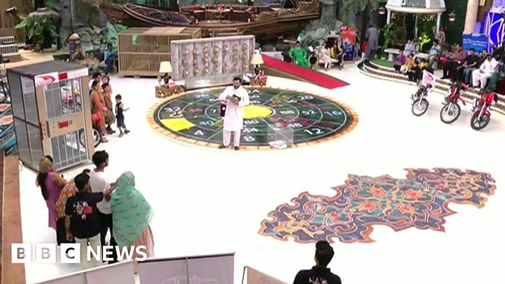 Why Pakistan's game shows during Ramadan are so popular - BBC News