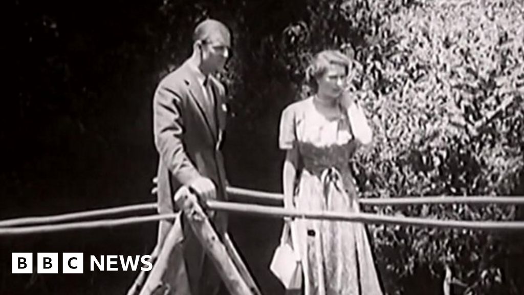 The moment a Princess became a Queen - BBC News