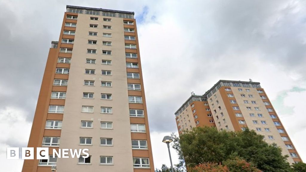Woman, 76, dies in fire at Glasgow block of flats - BBC News