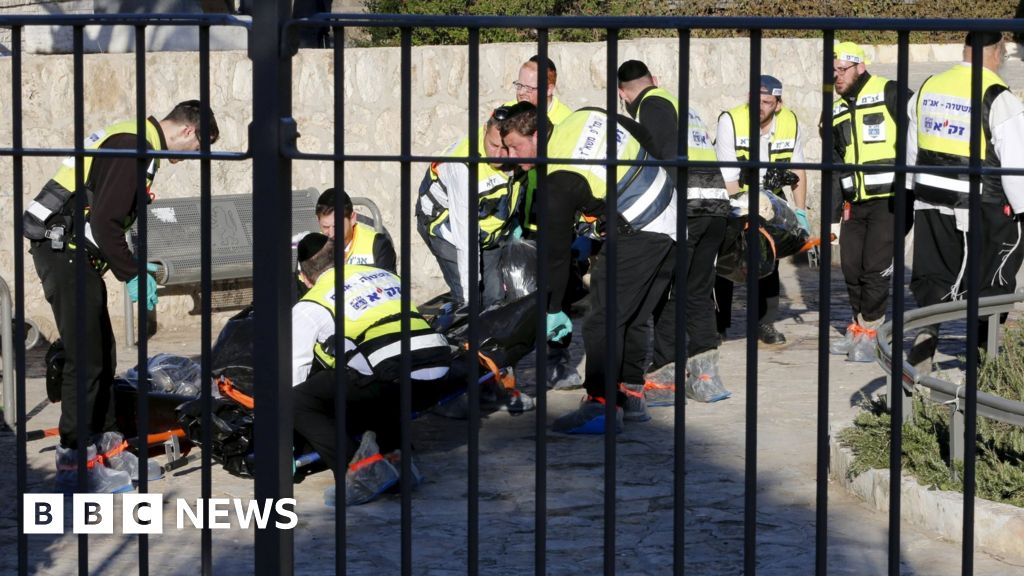 Jerusalem attack: Israeli border guard dies after shooting - BBC News