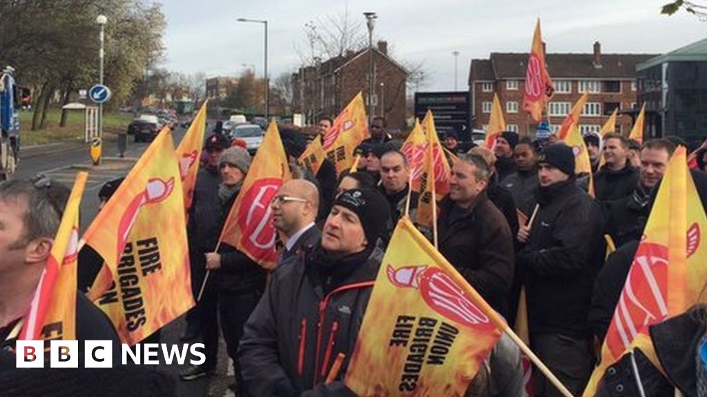 West Midlands firefighters protest over job cuts - BBC News