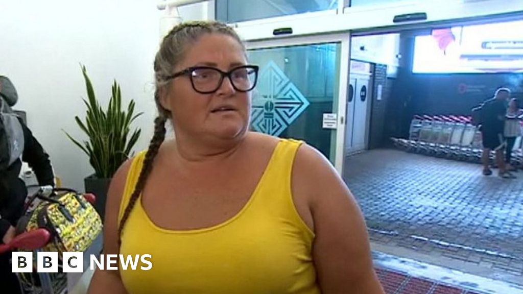 Thomas Cook holidaymakers start to return to Cardiff Airport - BBC News