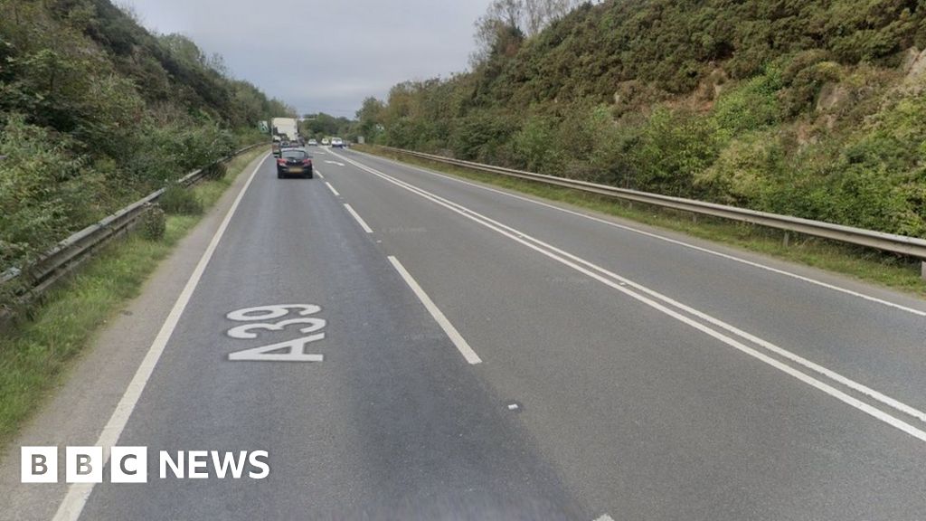 Pedestrian dies after Cornwall road crash - BBC News