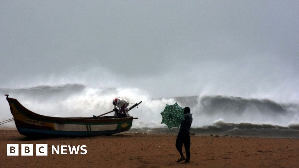 Cyclone Vardah: Several dead as storm lashes Indian coast - BBC News
