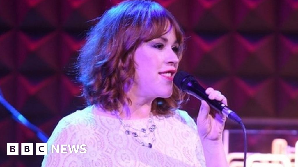 Molly Ringwald The Breakfast Club Star Troubled By Hit Film Bbc News