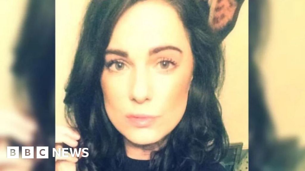 Mark Sinclair trial: Man jailed for stabbing girlfriend to death - BBC News