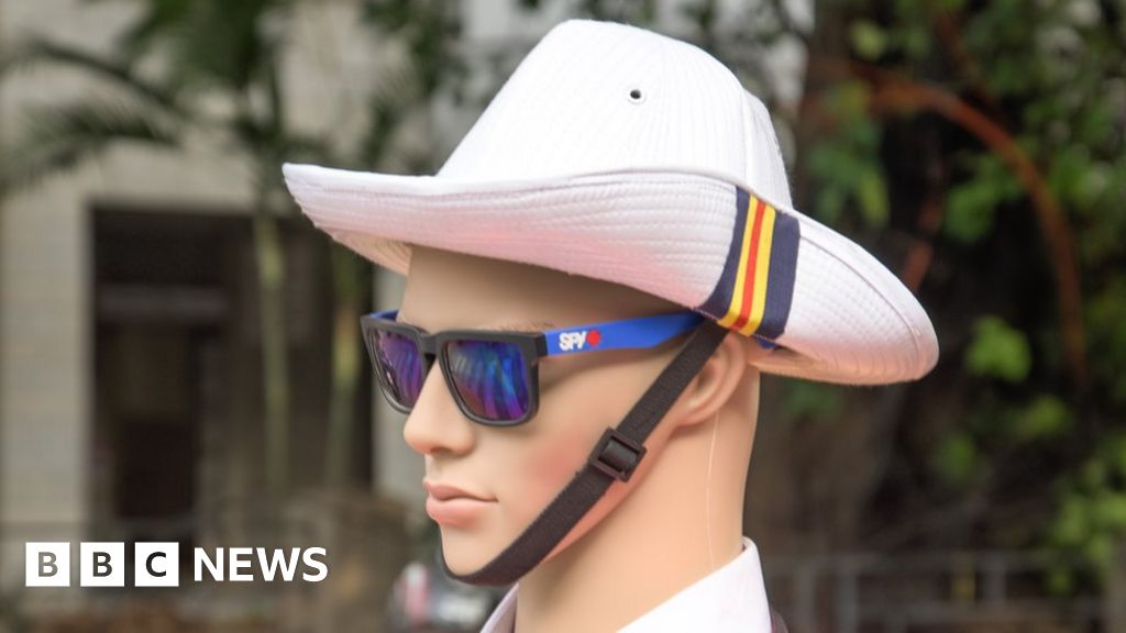 Bangalore: Dummies in police uniforms 'control' city traffic - BBC News