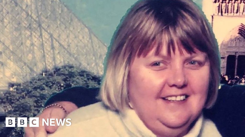 Karen Milsom: Family pays tribute after Tonypandy fatal crash - BBC News