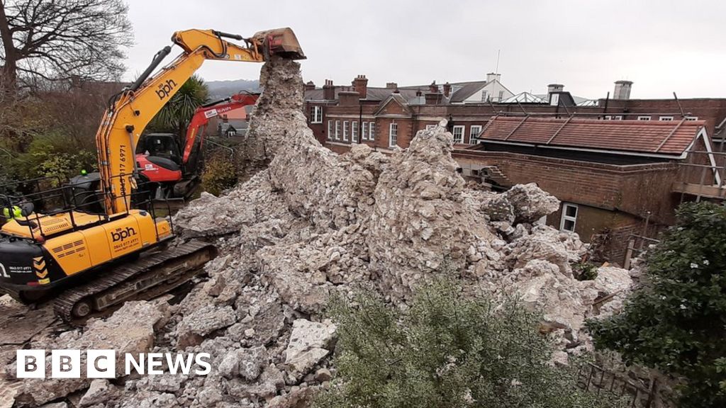 Remains of Lewes Castle boundary wall toppled for safety reasons - BBC News