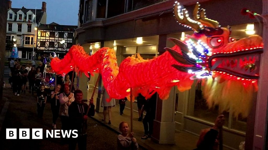 Light procession gives glow to Cromer Carnival - BBC News