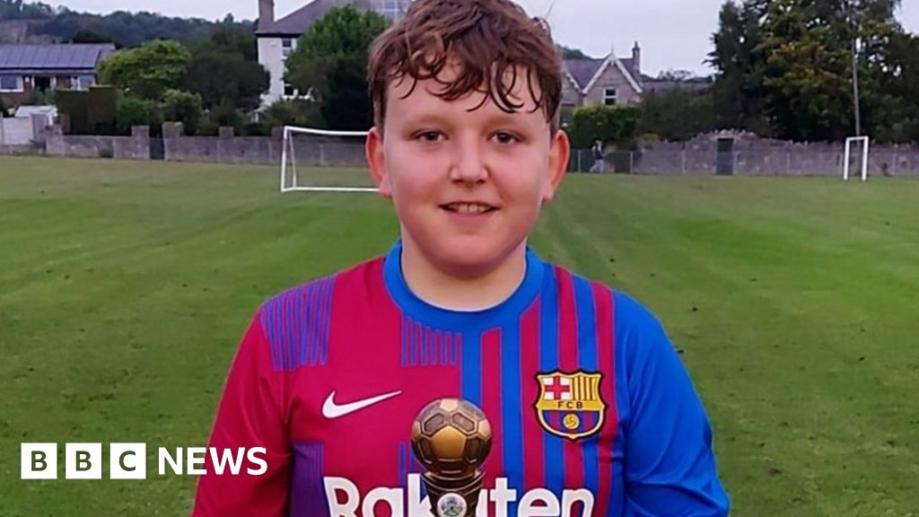 Denbigh: Honest footballer Aled earns sportsmanship praise - BBC News