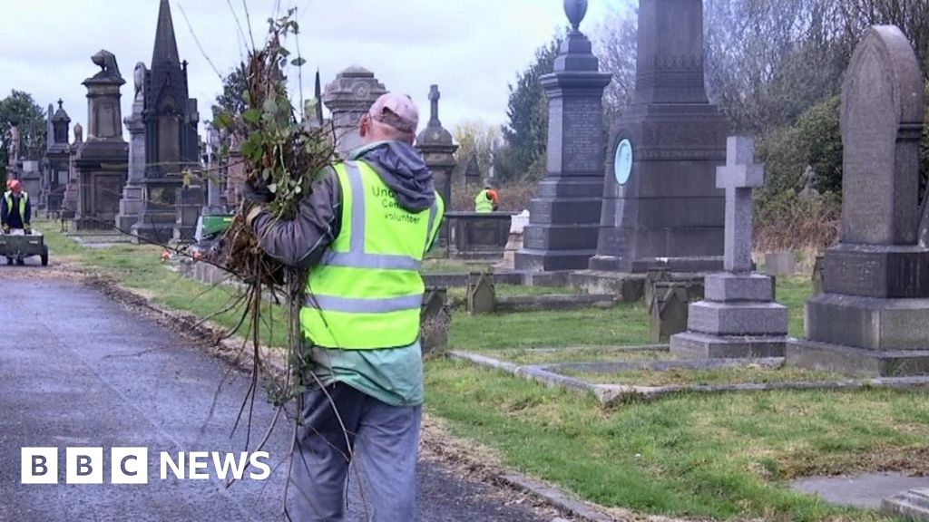 The volunteers looking after strangers' final resting places - BBC News