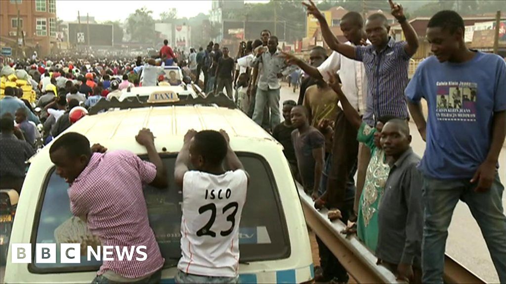 Uganda's Besigye attracts thousands after brief detention - BBC News
