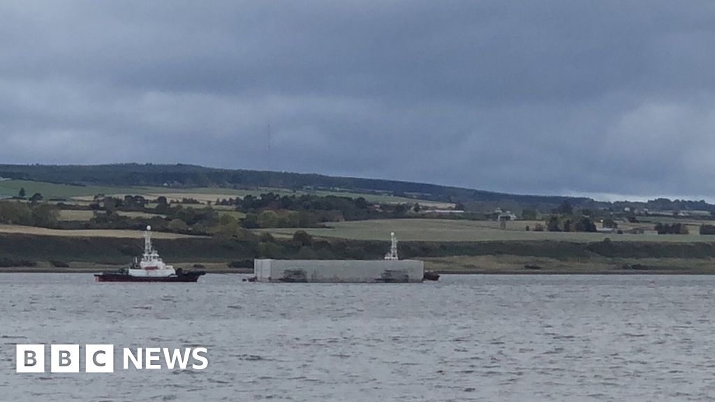 One worker hurt and another falls into sea in accident