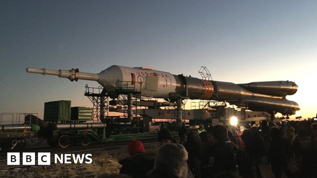 Tim Peake: Rocket rolled to launch pad - BBC News