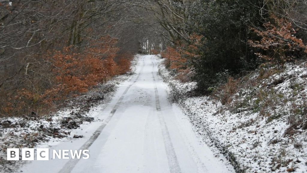 Snow causes disruption in Derby and Derbyshire - BBC News