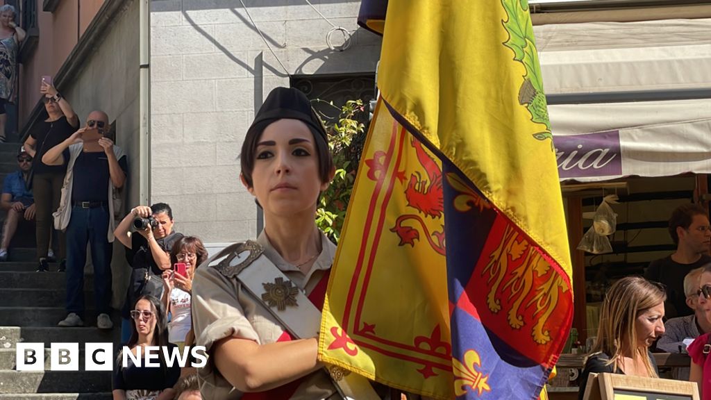 In pictures: Italian town Barga celebrates links with Scotland - BBC News