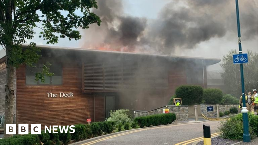 Penarth: Newly-opened restaurant catches fire - BBC News