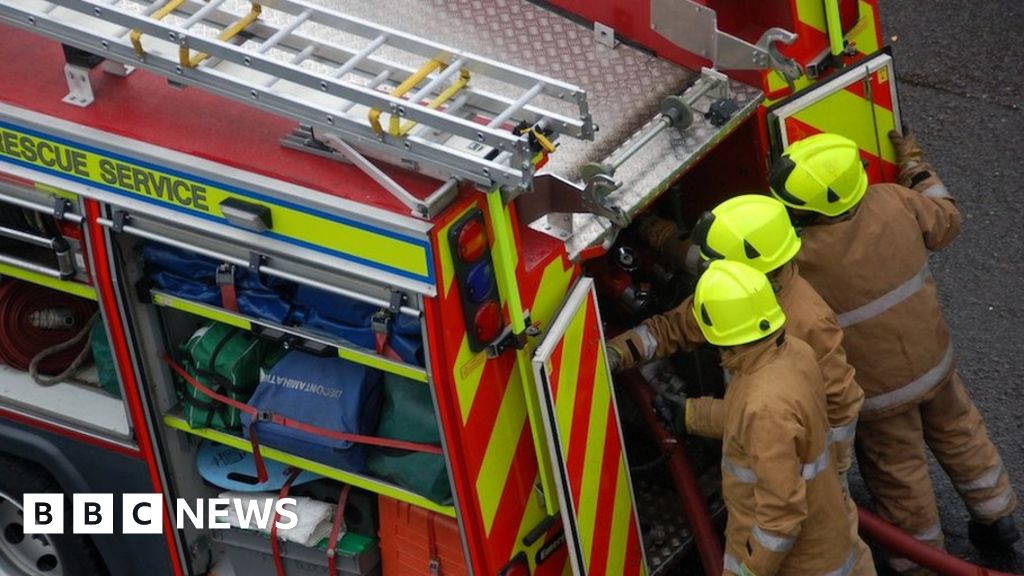 Child taken to hospital after fire at flats in Broxburn - BBC News