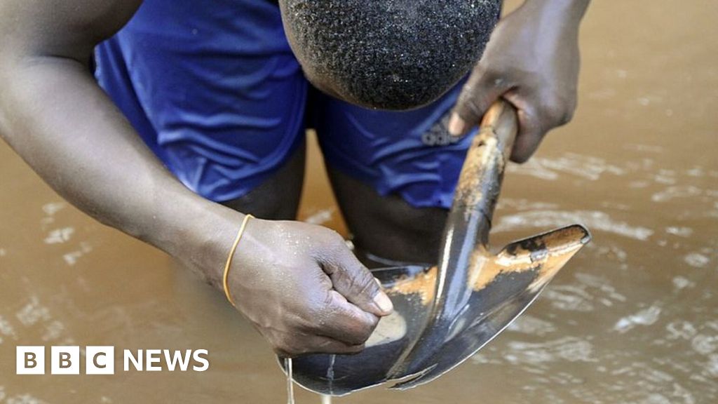 Liberia gold mine collapse: Dozens arrested at 'lawless' rescue site