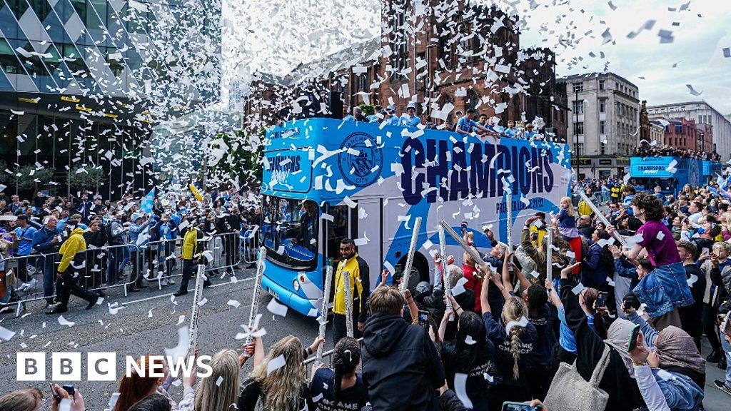 Manchester City: Thousands turn out to celebrate Premier League win