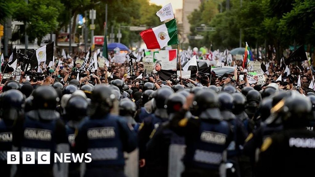 Mexico: Thousands of demonstrators demand President Nieto's resignation ...