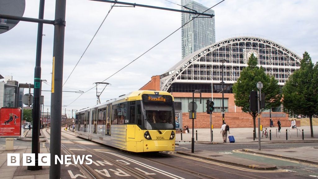 Metrolink problems: Mayor demands answers after tram chaos - BBC News