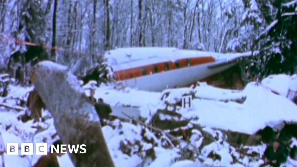 Man tells of axe escape from Basel plane crash - BBC News