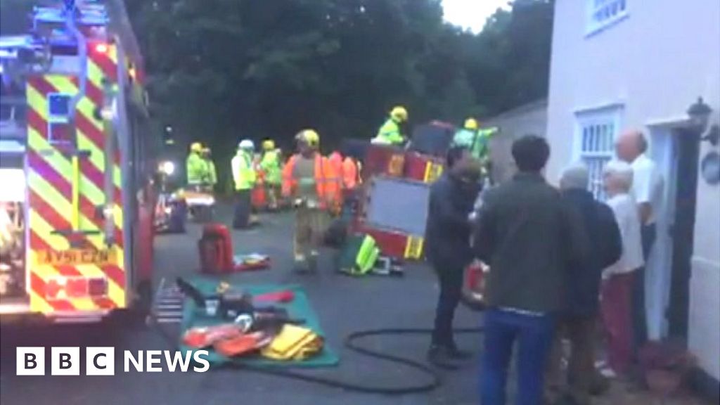 Crash fire engine crew helped by off-duty doctor - BBC News