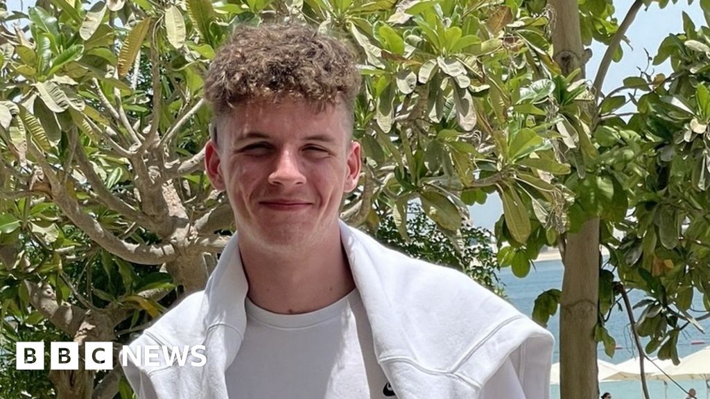 Swindon care-leaver celebrates work milestone - BBC News