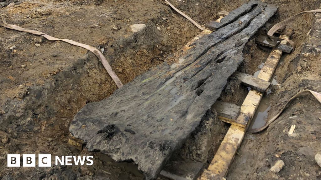 Bronze Age Caernarfon bypass find 'could be canoe'