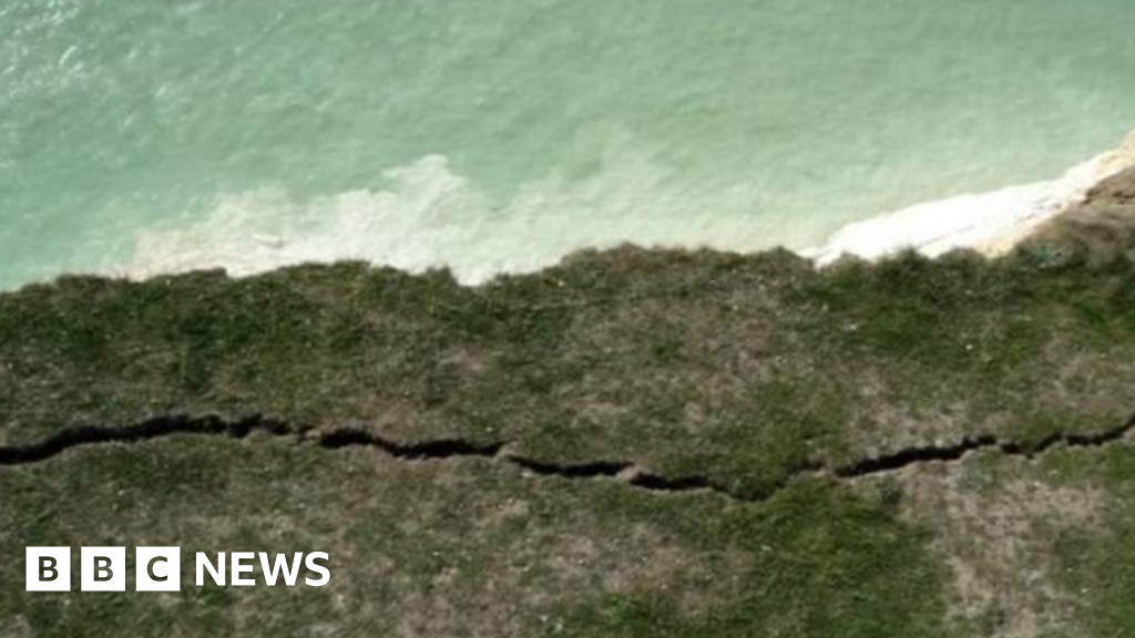 Giant crack at Beachy Head sparks alert - BBC News