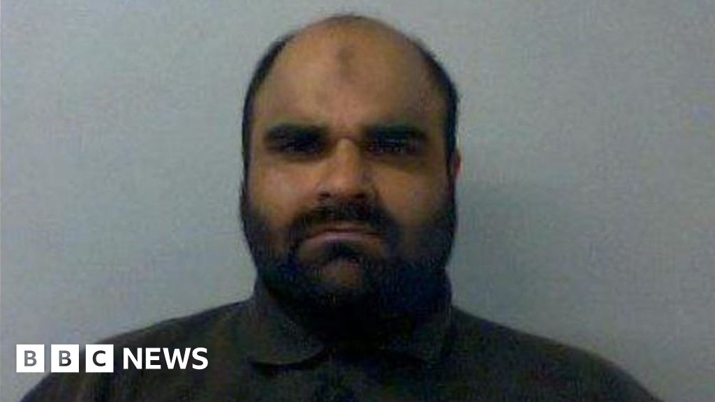 Oxford grooming gang: Eighth man can be named - BBC News